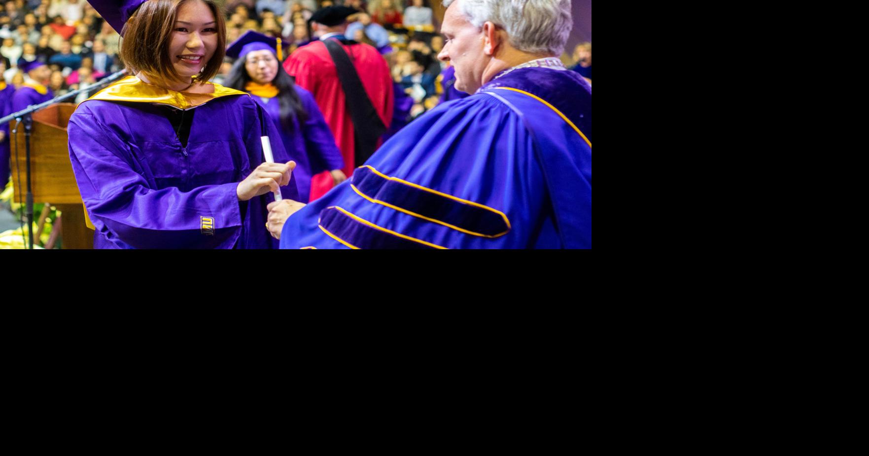 Photos: JMU undergraduate ceremony | Multimedia | breezejmu.org