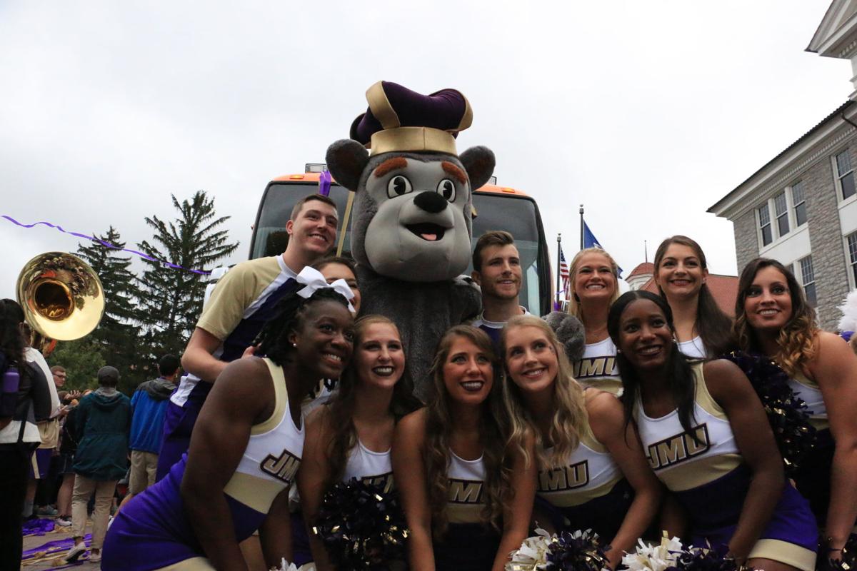 The "College GameDay" bus arrives at JMU | Multimedia | breezejmu.org