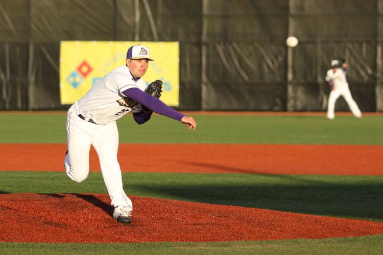 Baseball vs. College of Charleston 4/7/17 | Multimedia | breezejmu.org