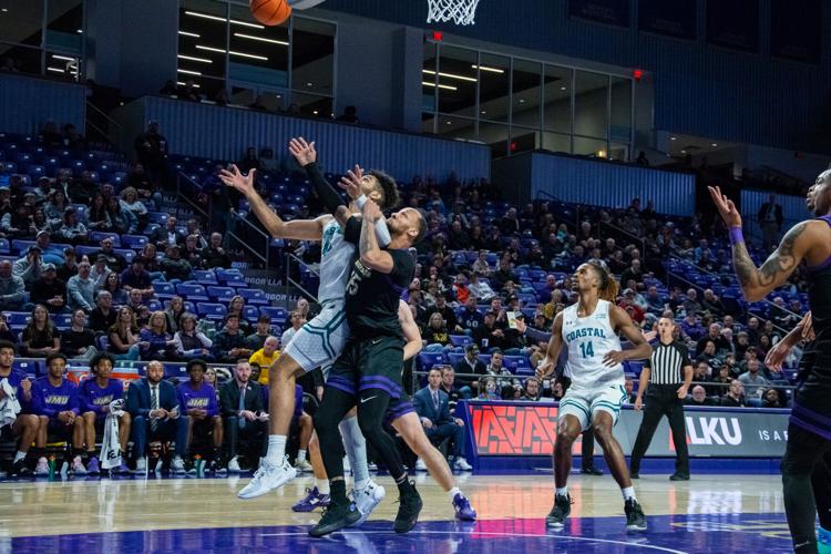 JMU men's basketball narrowly wins against CCU | Multimedia | breezejmu.org