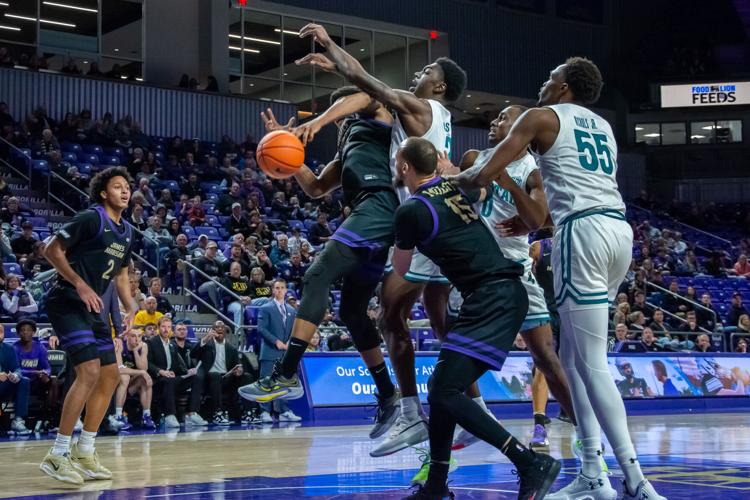 JMU men's basketball narrowly wins against CCU | Multimedia | breezejmu.org