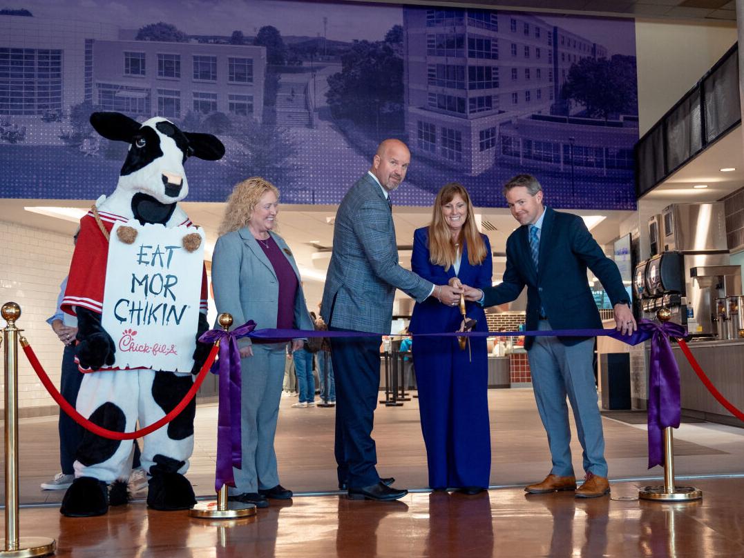 JMU students, faculty, staff celebrate Festival Food Court re-opening | News | breezejmu.org