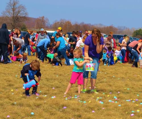 Kids enjoy Easter in Evart with an egg drop | Local News | cadillacnews.com