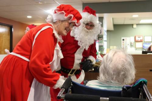 Santa, sheriff bring Christmas cheer to residents at Autumnwood | Local ...