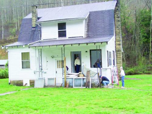 MANTON - During a mission trip in Kentucky, a group of Manton residents ...