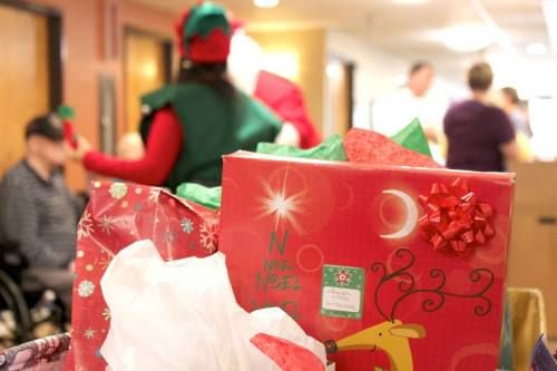 Santa, sheriff bring Christmas cheer to residents at Autumnwood | Local ...