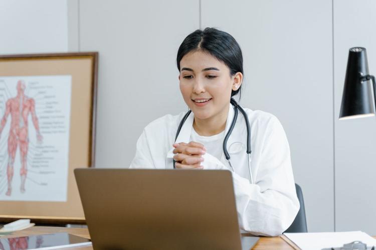 Does the way we write to our doctors affect if they reply? | Health ...