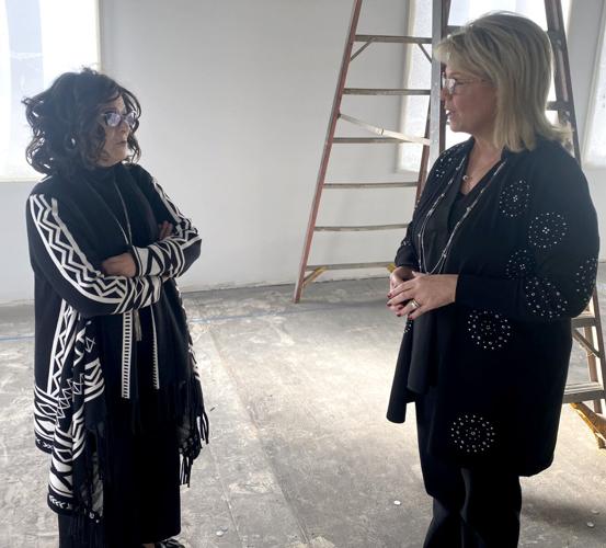 State’s economic development chief tours Carroll HUB 712, talks Iowa ...