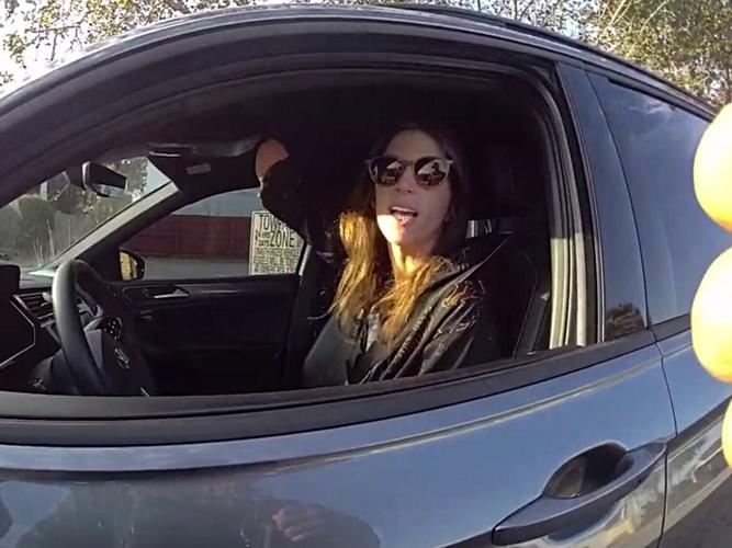 Cop pulls over woman for using phone with hand she doesn’t have ...