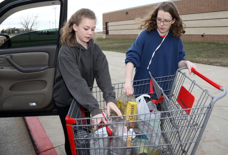 FFA students help fill orders at Tiger Cupboard | News | carrollspaper.com