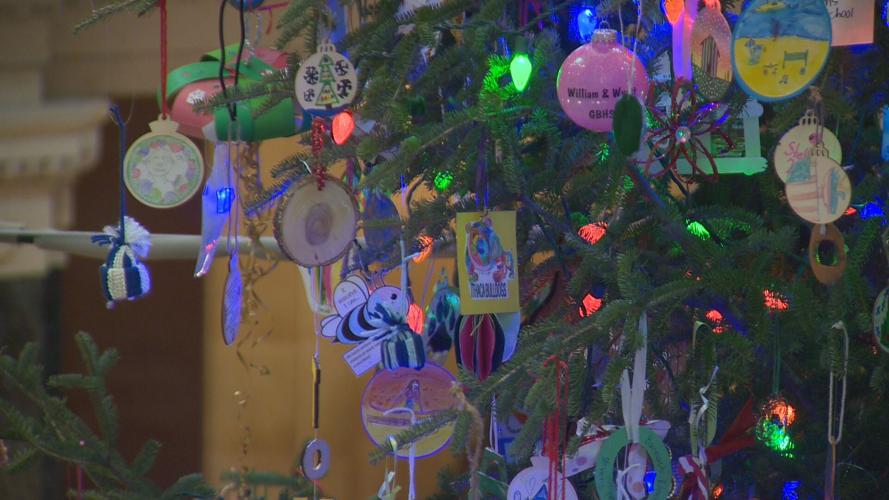 Holiday tree at Wisconsin State Capitol lit for the season | Holiday ...
