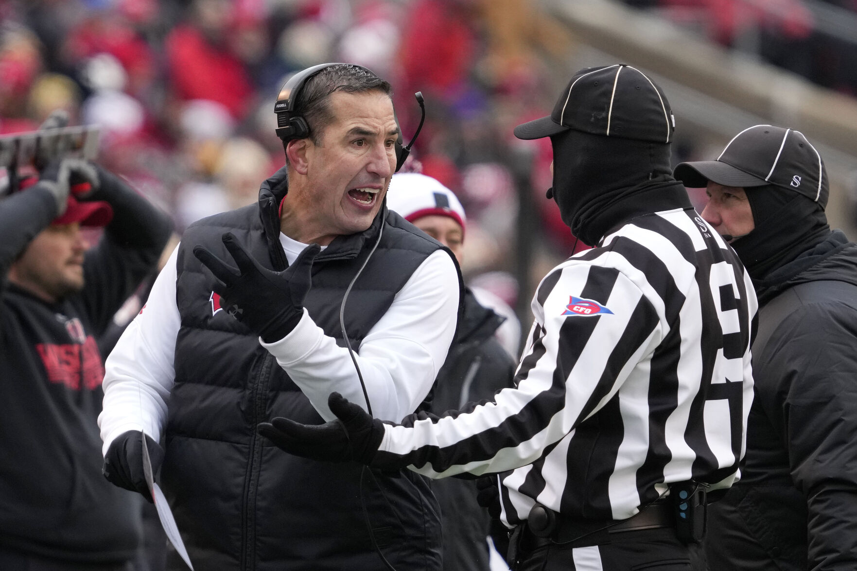 Badgers lose Axe, bowl game streak to Minnesota as offense freezes at ...