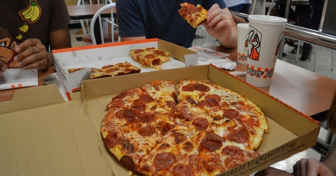 Pizza restaurant employee attacked by people late to pick up order ...