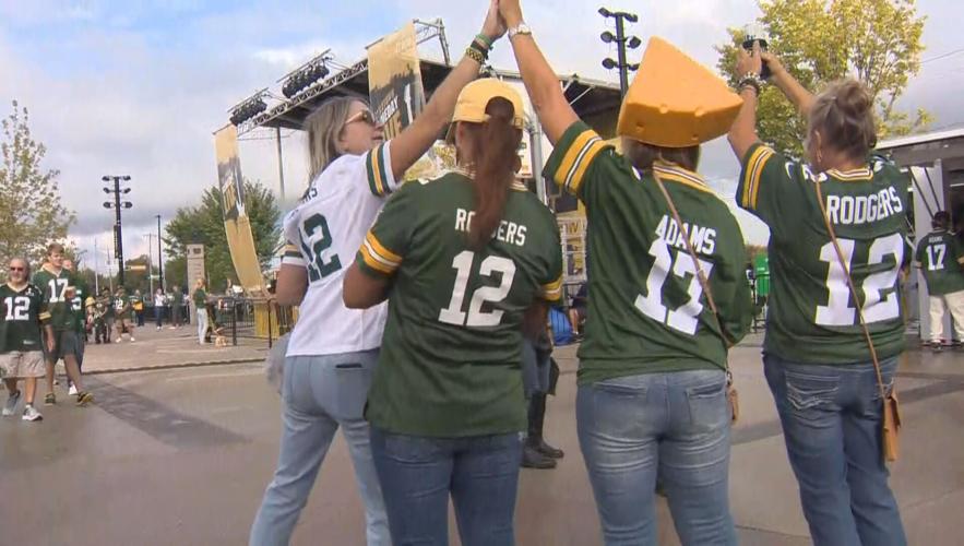 Fans pack Titletown to tailgate ahead of Packers opener | Local News ...