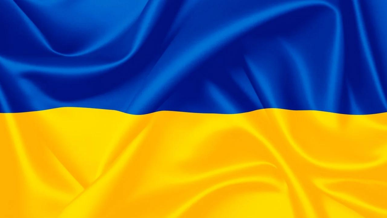 A flash mob waves Ukrainian flags as La Scala features a Russian opera ...