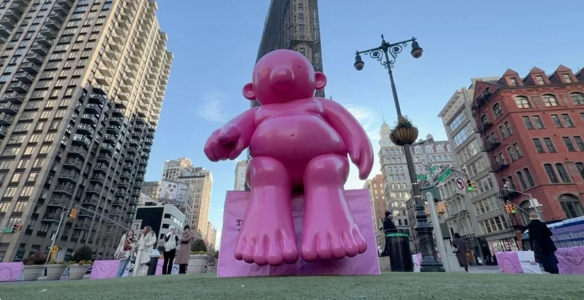 "Mr. Pink" art installation adds color, whimsy to NYC's Flatiron ...