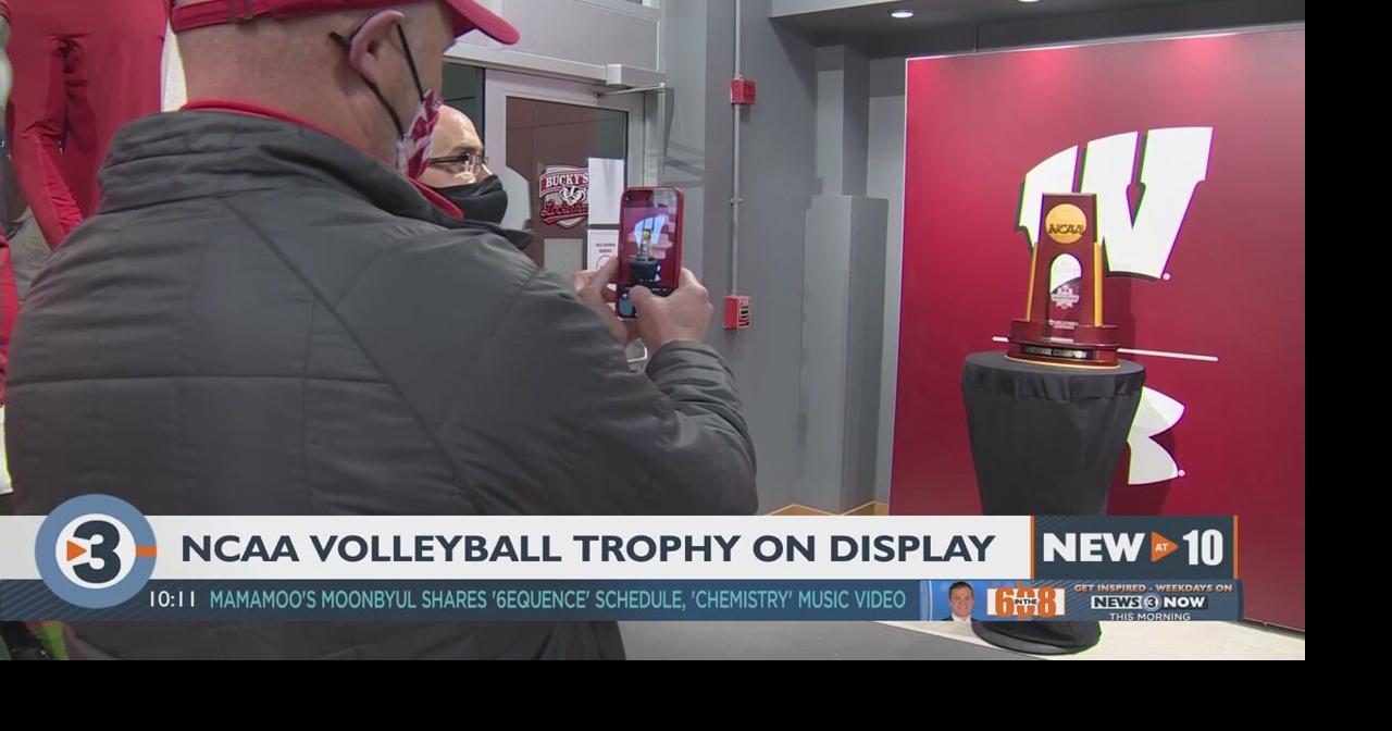 Fans get chance to take photos with Badgers’ National Championship ...
