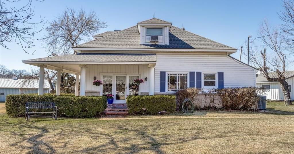 This renovated 1902 farmhouse in Plano offers a taste of country living ...