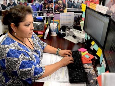 Cherokee Nation Registration officials give advice to applicants ...
