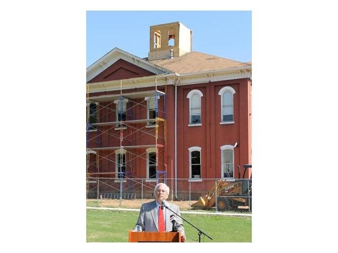 Cupola placed atop Cherokee Courthouse | News | cherokeephoenix.org