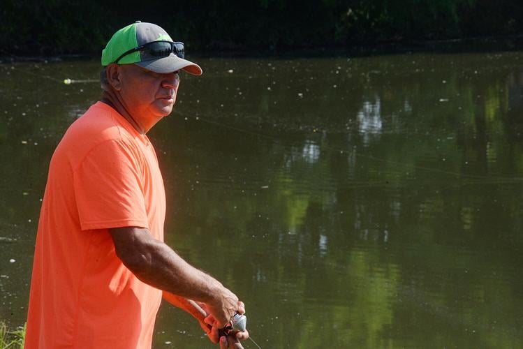 Tribe reels in veterans with fishing day | News | cherokeephoenix.org