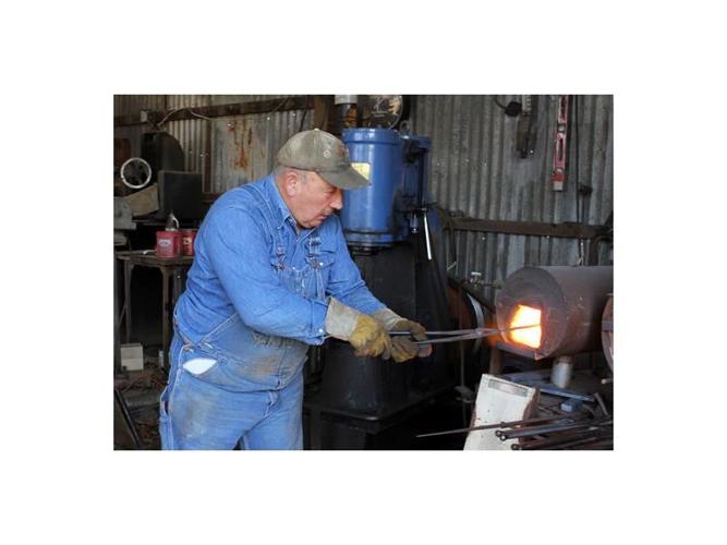 Master knife maker shares his knowledge | News | cherokeephoenix.org
