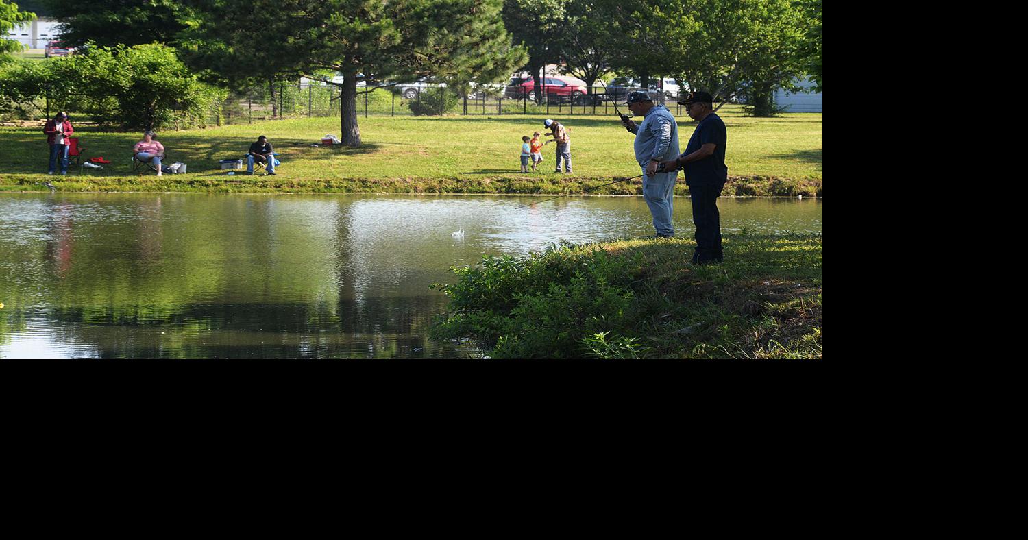Tribe reels in veterans with fishing day | News | cherokeephoenix.org