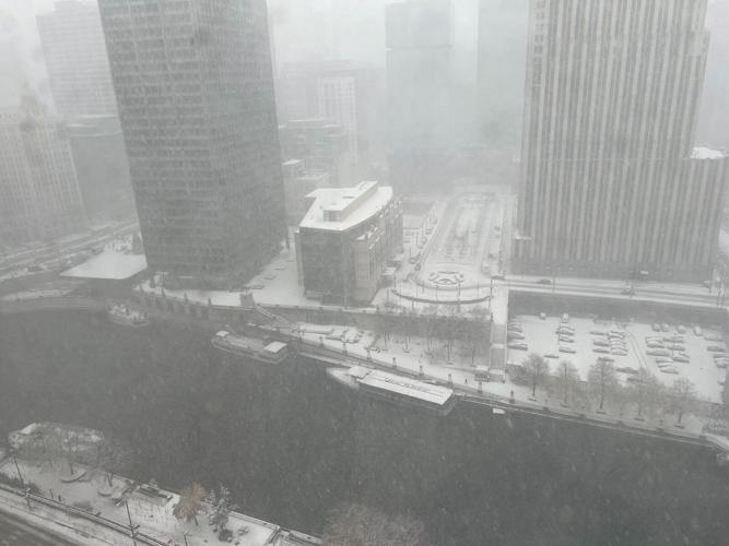 Chicago welcomes first snowfall ahead of nationwide snow | News | chicagostarmedia.com