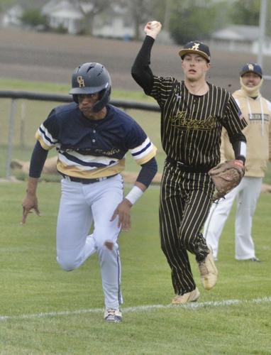 Golden Eagles steal CIC win at M-G | Sports | chronicle-tribune.com