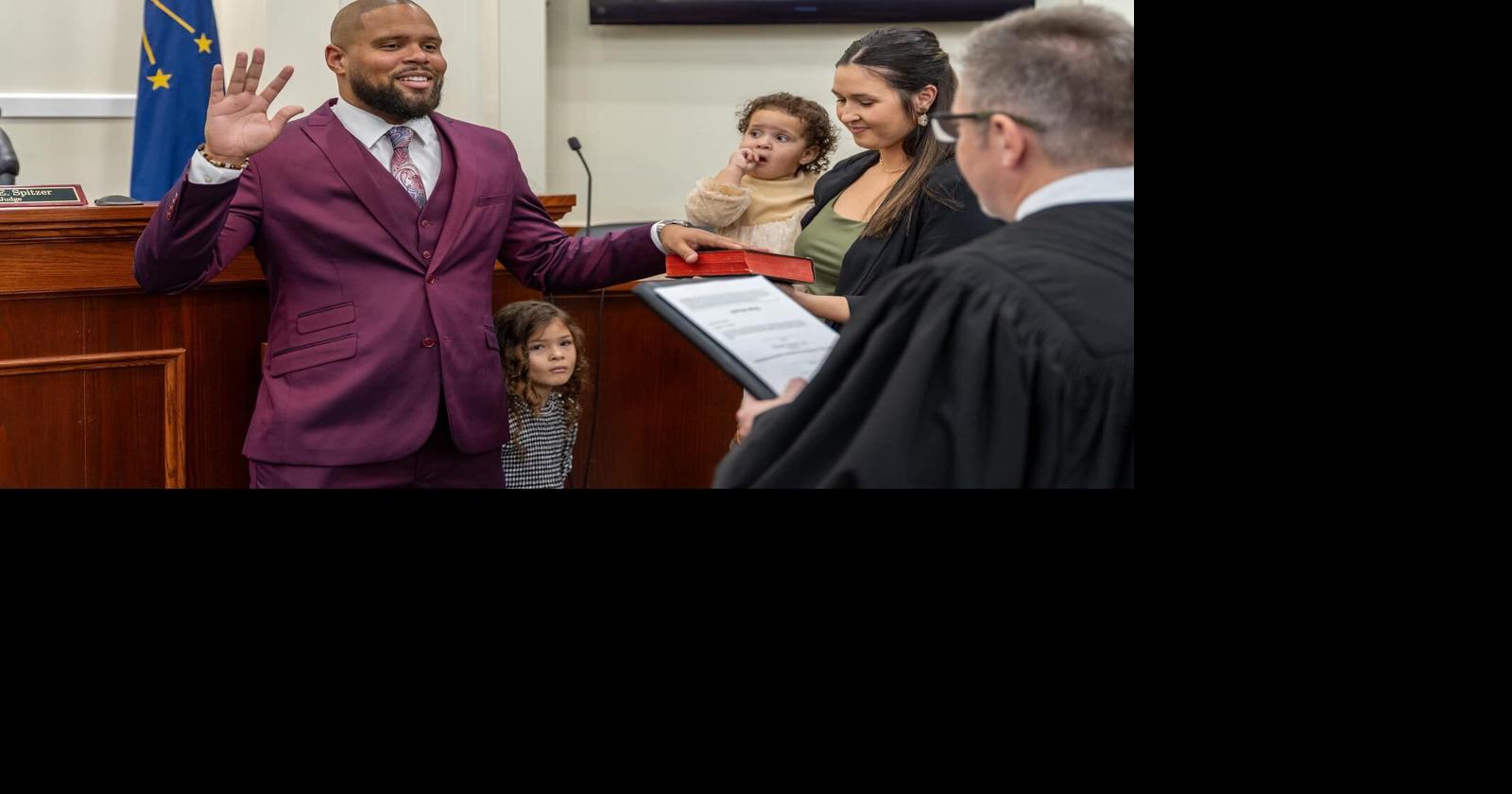 Newly elected officials swear to serve | News | chronicle-tribune.com