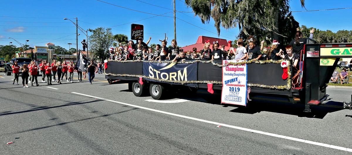 Inverness Christmas Parade soaks up sun, holiday cheer | Local News ...