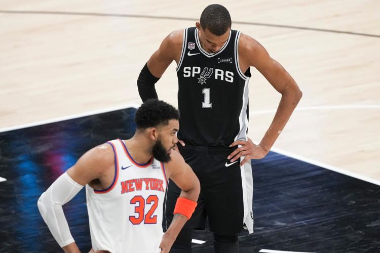 Jalen Brunson scores 30 and Knicks finish on 11-0 run, steal Game 1 ...