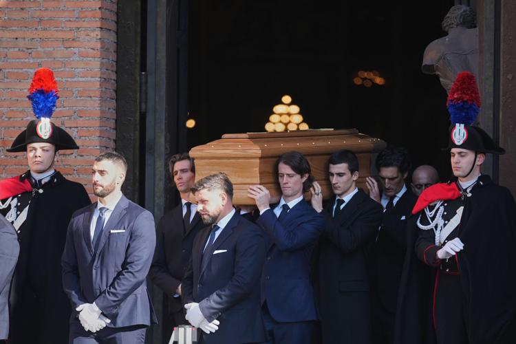 Stars and the public say a final goodbye to fashion icon Valentino at a ...