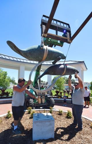 Crystal River erects mall's former manatee statue at city's town square ...
