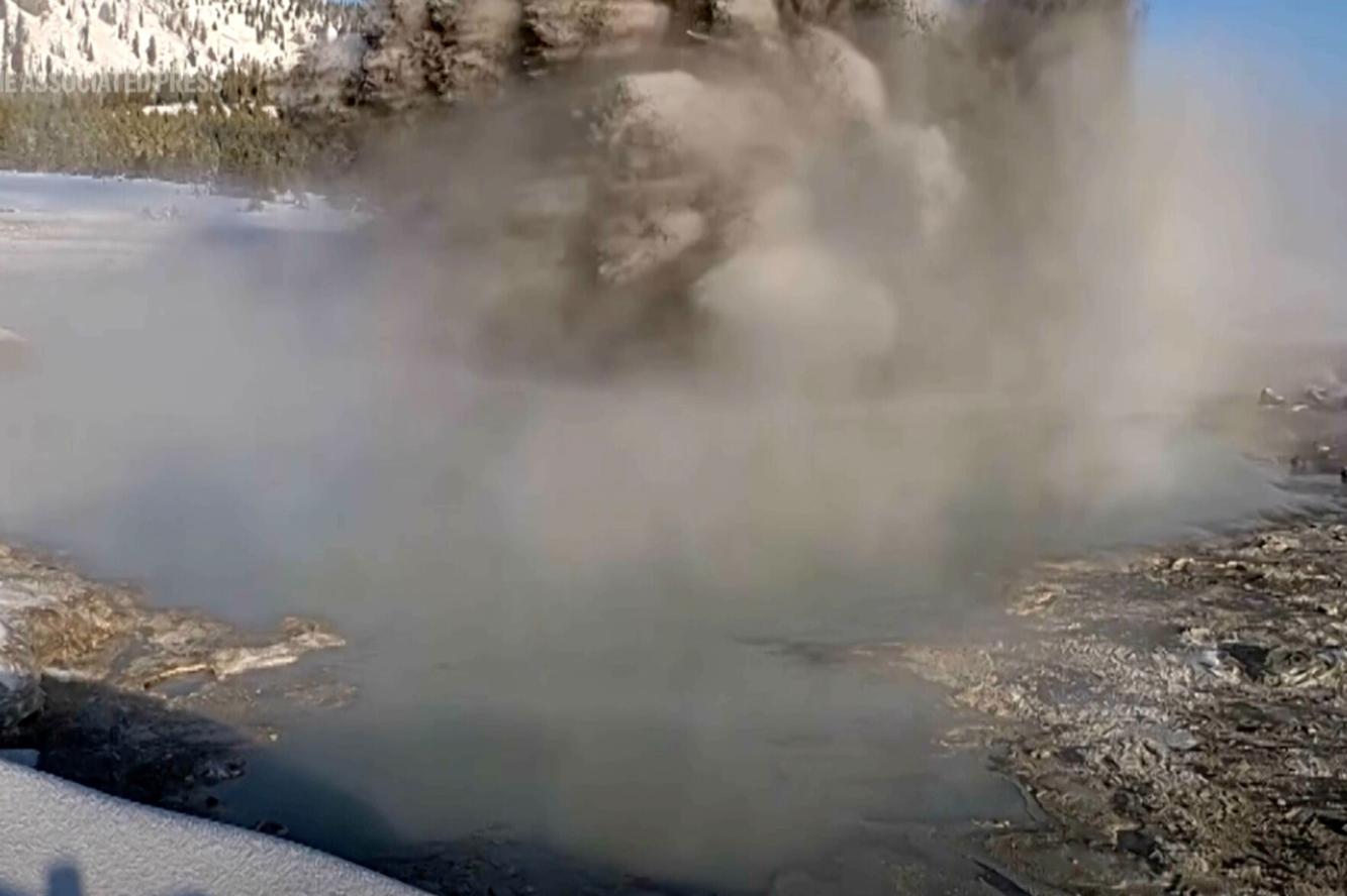 Muddy eruption at Yellowstone's Black Diamond Pool captured on video ...