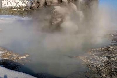 Muddy eruption at Yellowstone's Black Diamond Pool captured on video ...