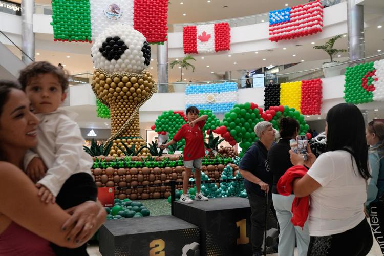 Celebrations clash with social tensions in Mexico on the eve of the ...