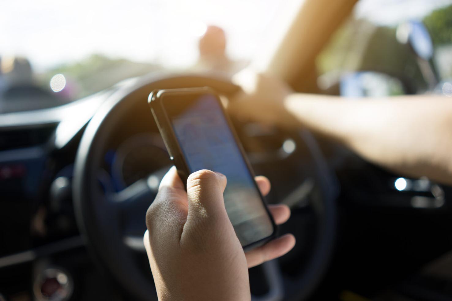 Florida drivers can’t hold their phones on the road, new bill says ...