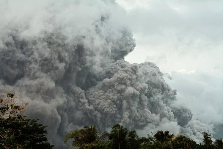 Nearly 200,000 people affected as over 5,400 flee ash from Philippine ...