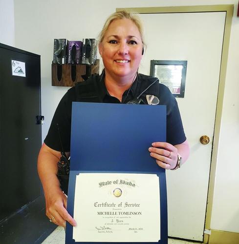 Officers Curtis Haynes and Michelle Tomlinson receive certificates of ...