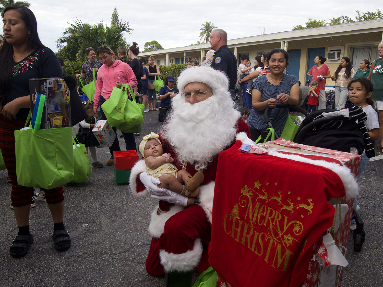 Los Regalos de Navidad for Marco Lake Families | Community ...