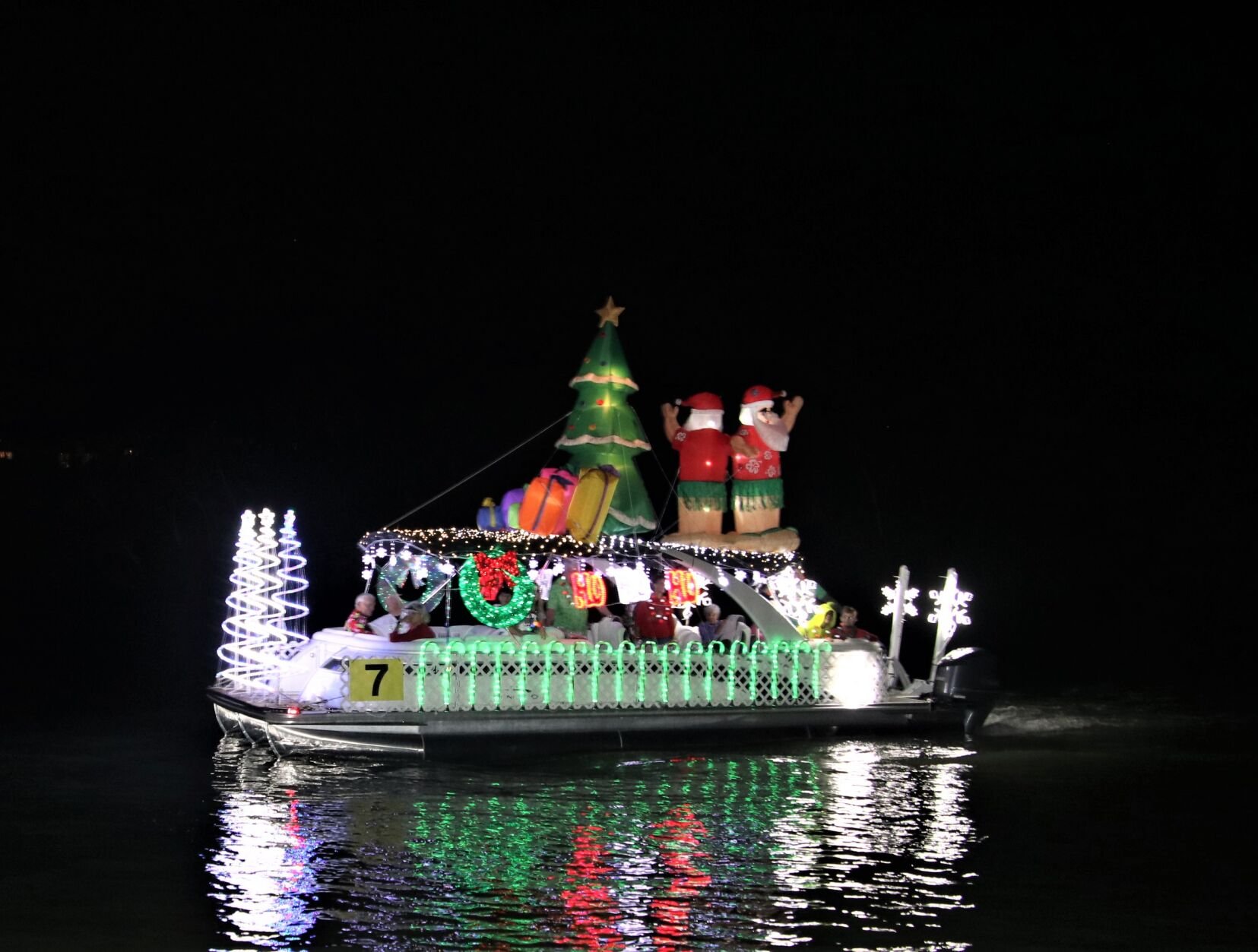 Christmas Boat Parade Lights Up Waterways | | coastalbreezenews.com