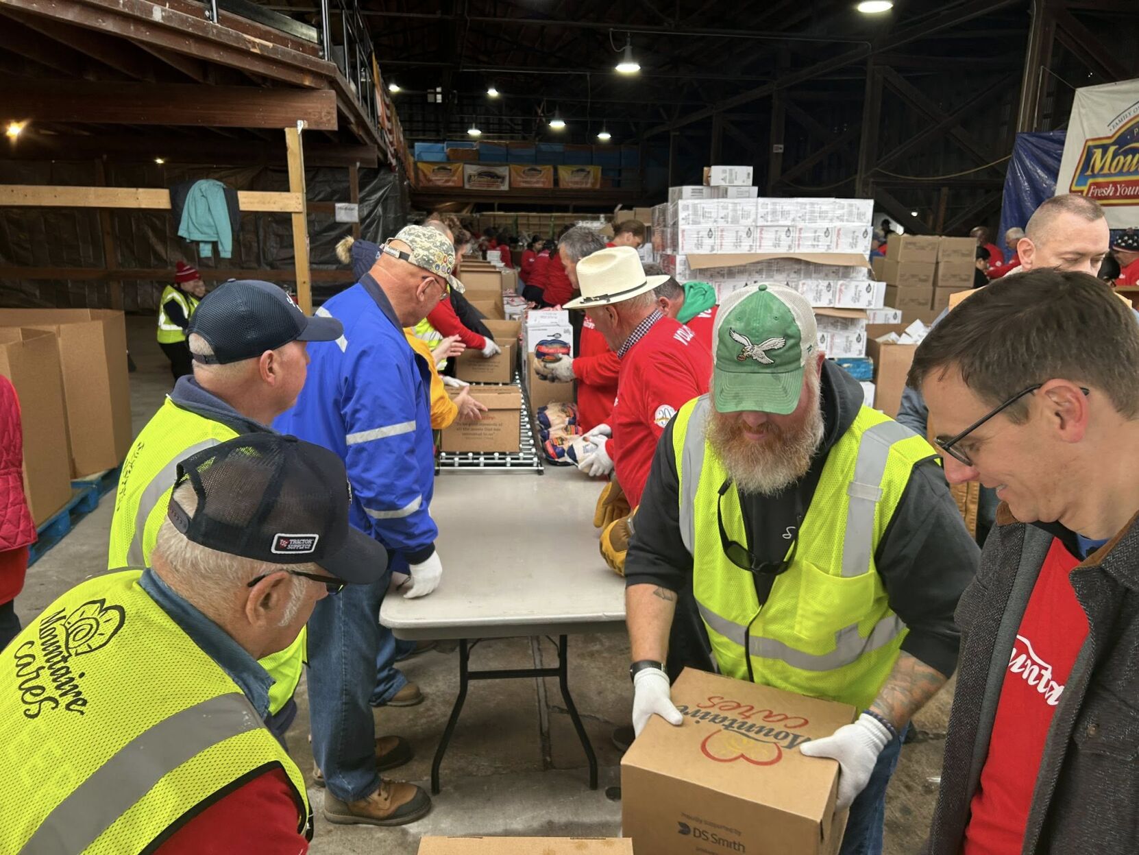 Mountaire Farms packs over 15,000 Thanksgiving boxes to feed Delmarva ...
