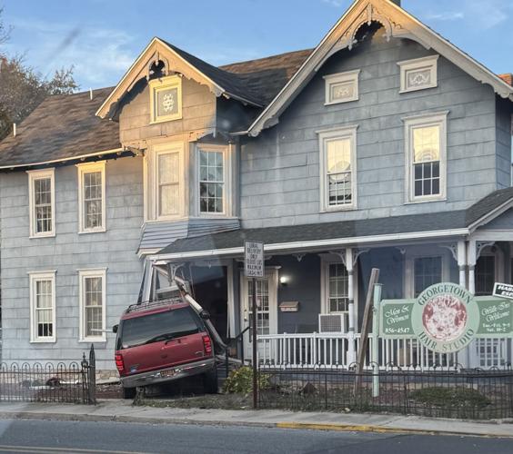 Car crashes into house in downtown Georgetown | News | coasttv.com