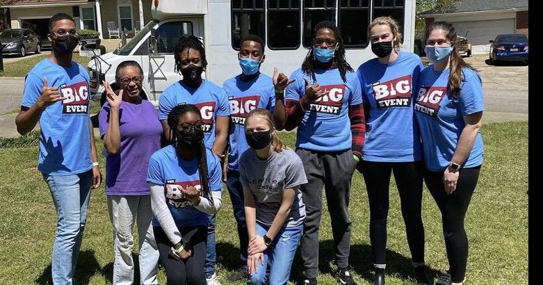 UofSC students volunteer in annual day of service | Columbia ...