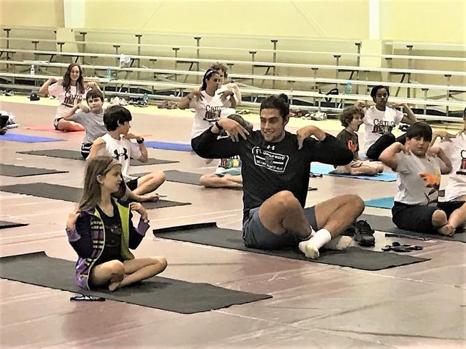 Gamecocks Jake Bentley, Jacob August work out with special kids ...