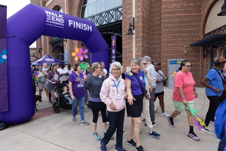 Photo Gallery: More than 1,300 Walk to End Alzheimer's | Communities ...