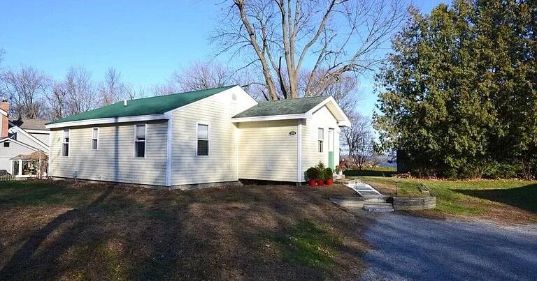Home tour of the week: A cottage in Colchester with three lake access ...
