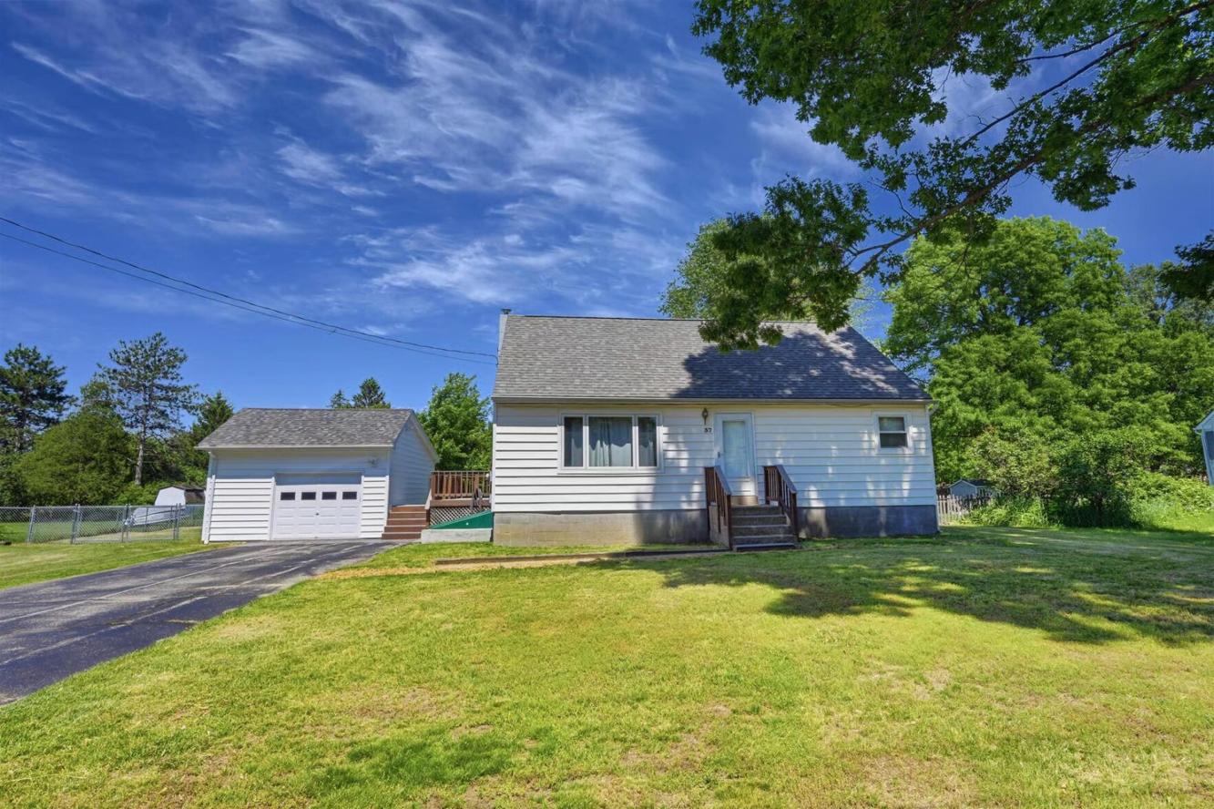Home tour of the week: A $515,000 home in Colchester with hardwood ...