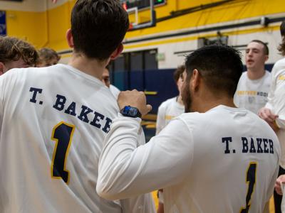 Eagle boys split NWOC basketball games | Hoodriver | columbiagorgenews.com